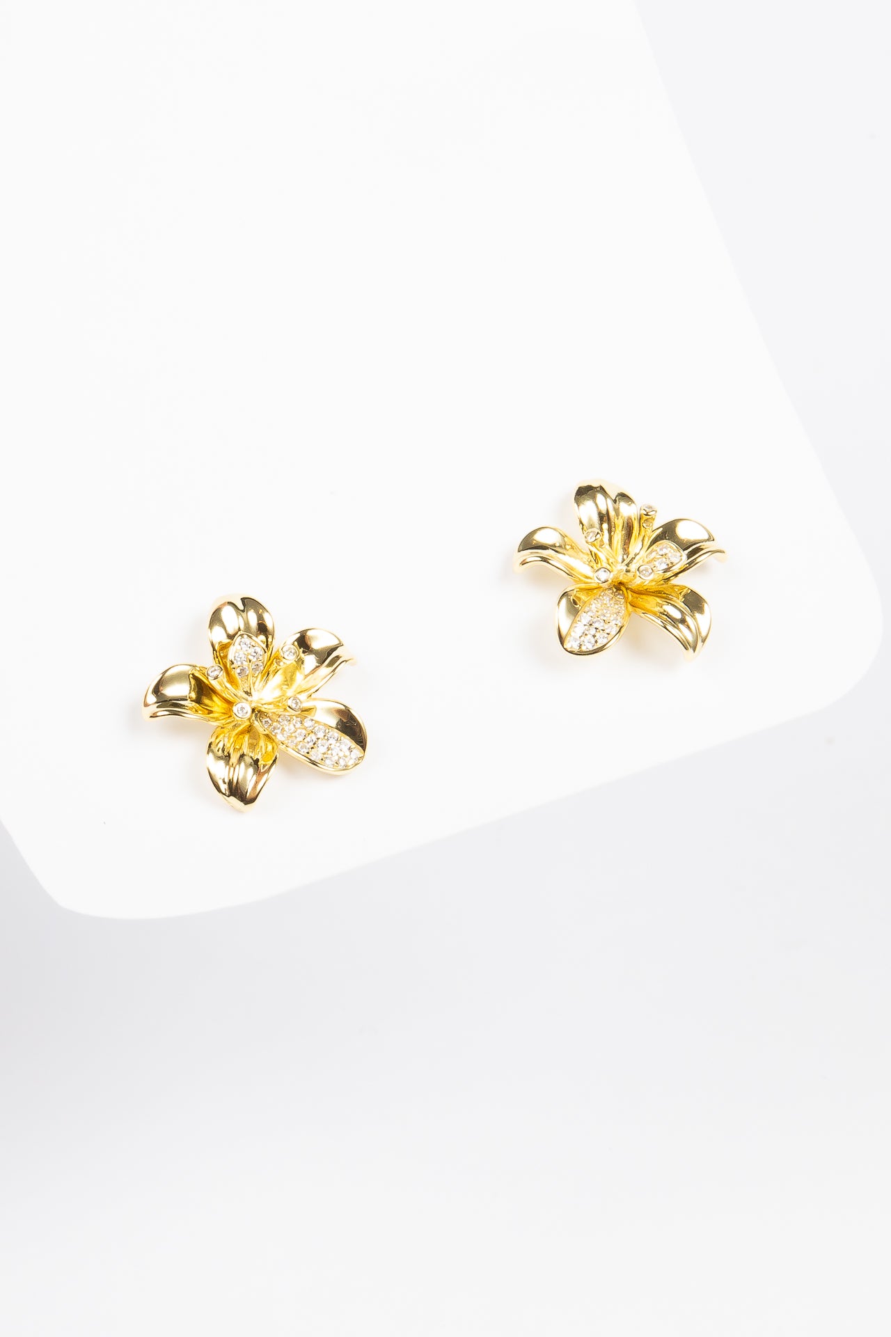 Aro 3D CZ Flower Stud Gold