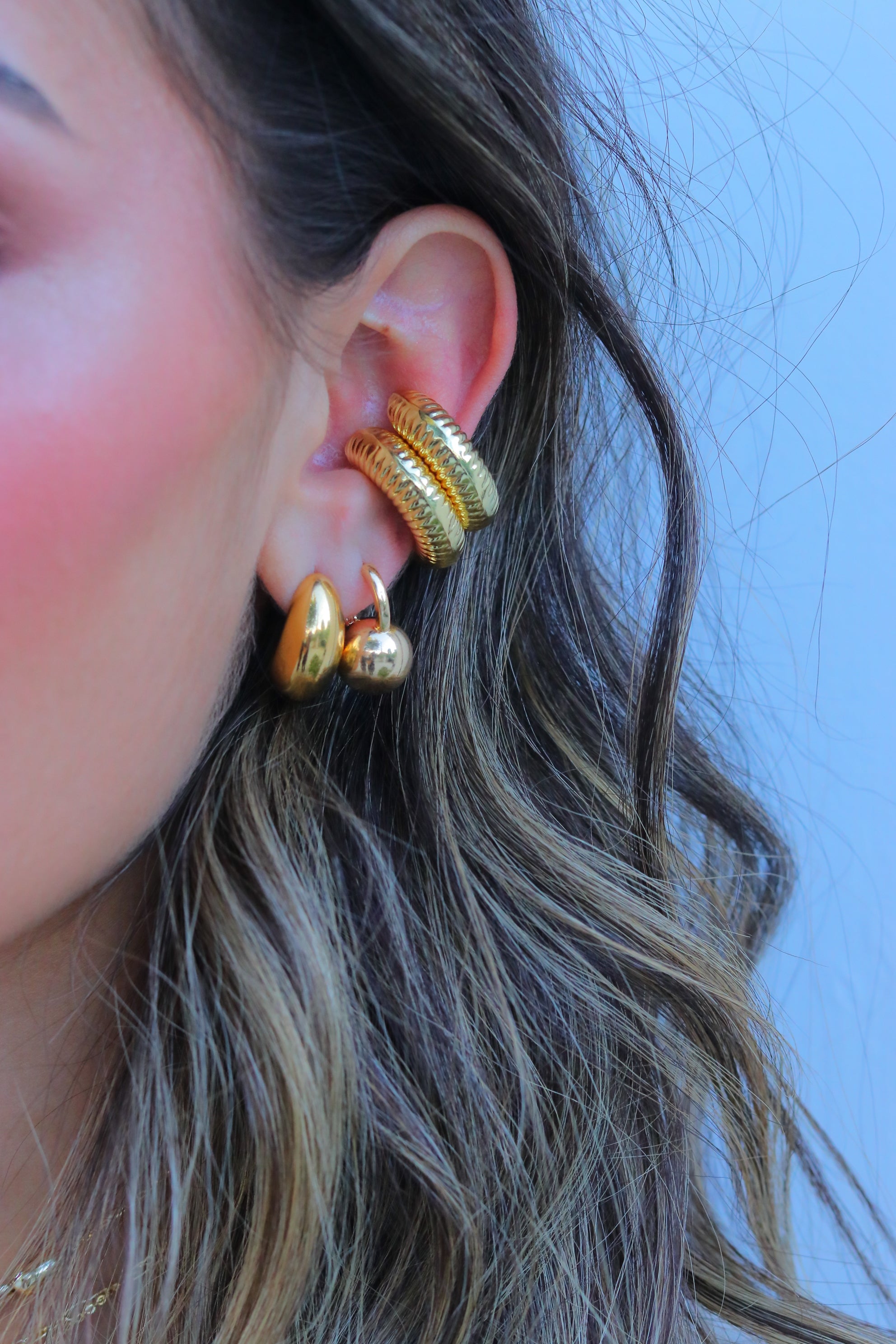 Aro Stainey Hollow Drop Small Gold