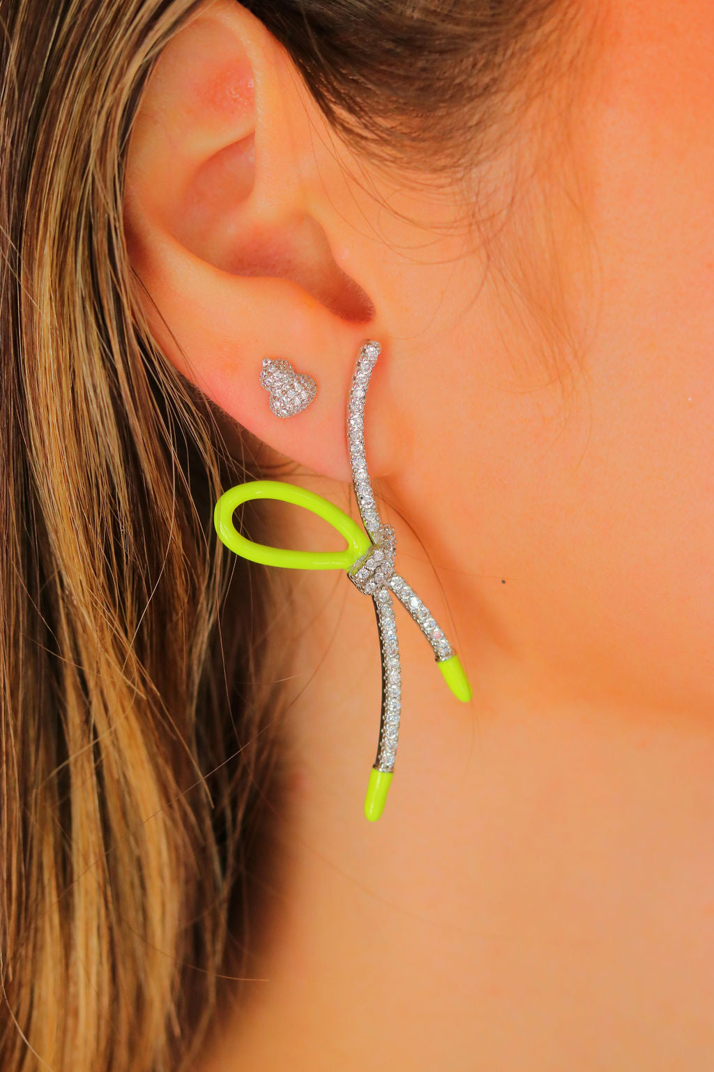 Aro Gran Bow Neon Stud