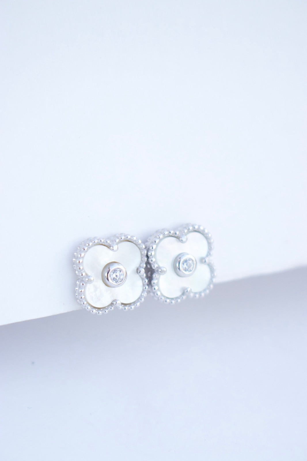 Aro MOP Vivi Flower Stud