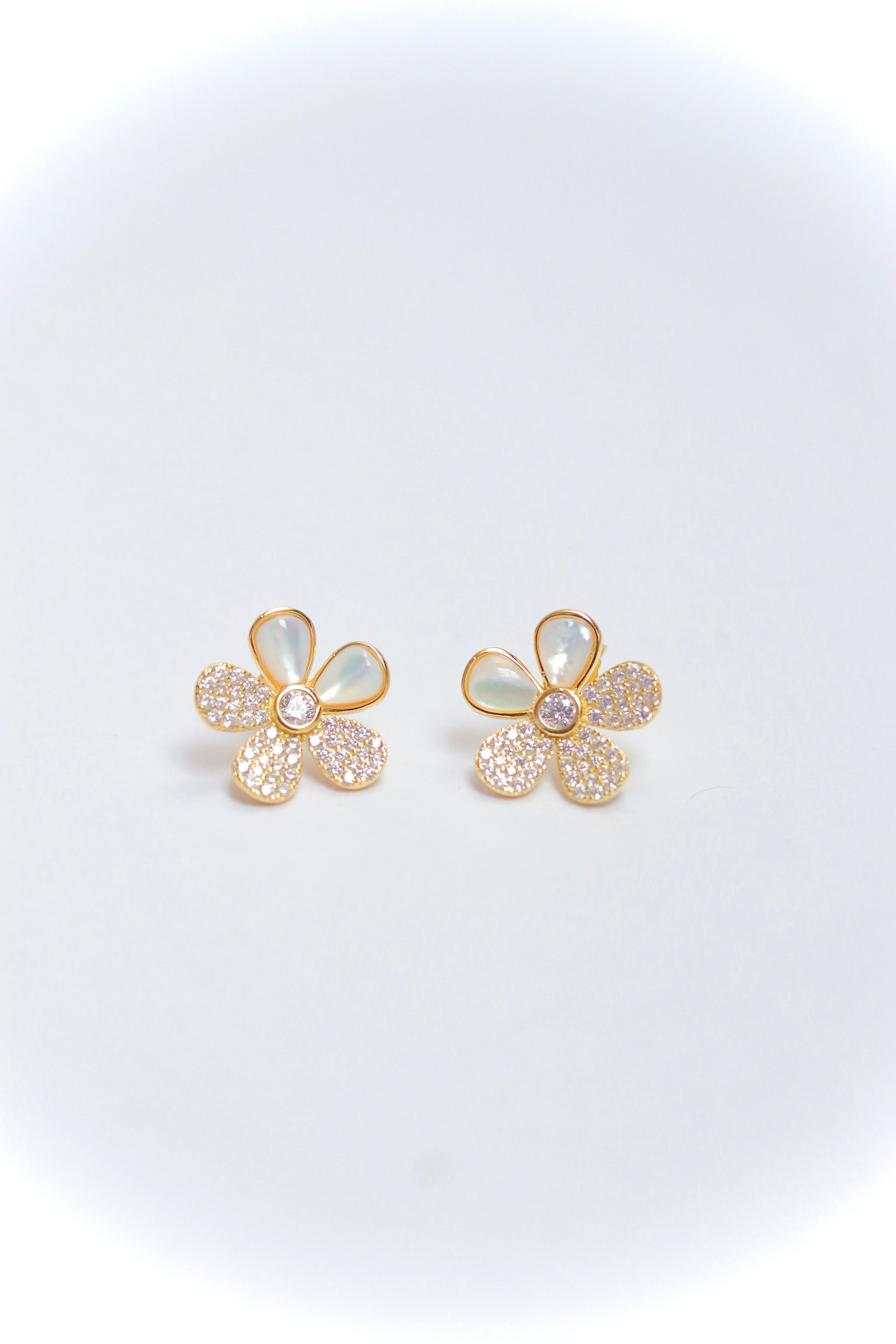 Aro Shiny MOP Daisy Flower Gold